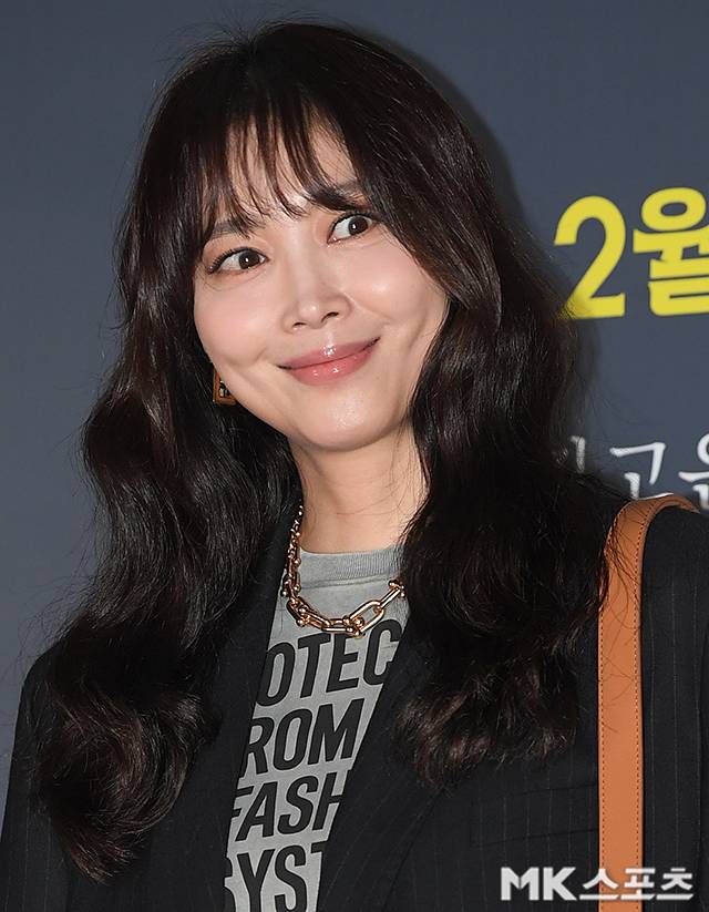 오윤아 선명한 11자 복근 시크한 크롭 티셔츠 정장 셋업 패션 스타와 패션
