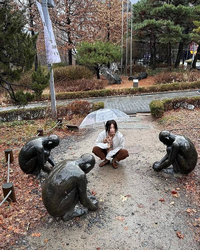 박하선 맨투맨과 코르듀이 팬츠 가벼운 코디로 전시회 방문 라이프 뉴세이