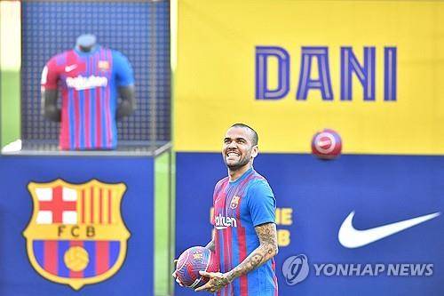 브라질 축구 스타의 추락…아우베스 성폭행 혐의 1심 실형
