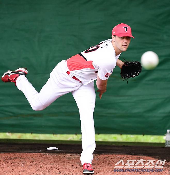 강렬한 첫인상 193cm 큰 키에서 내리꽂는 강속구 Kia 네일 외인 투수 잔혹사 끝낸다 Sc오키나와 스캠