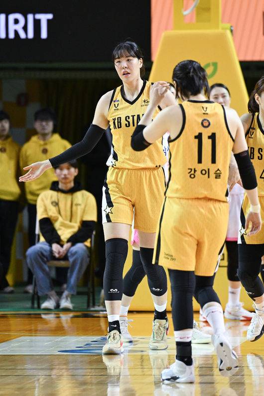 KB, WKBL 사상 최초 단일 시즌 홈 경기 전승