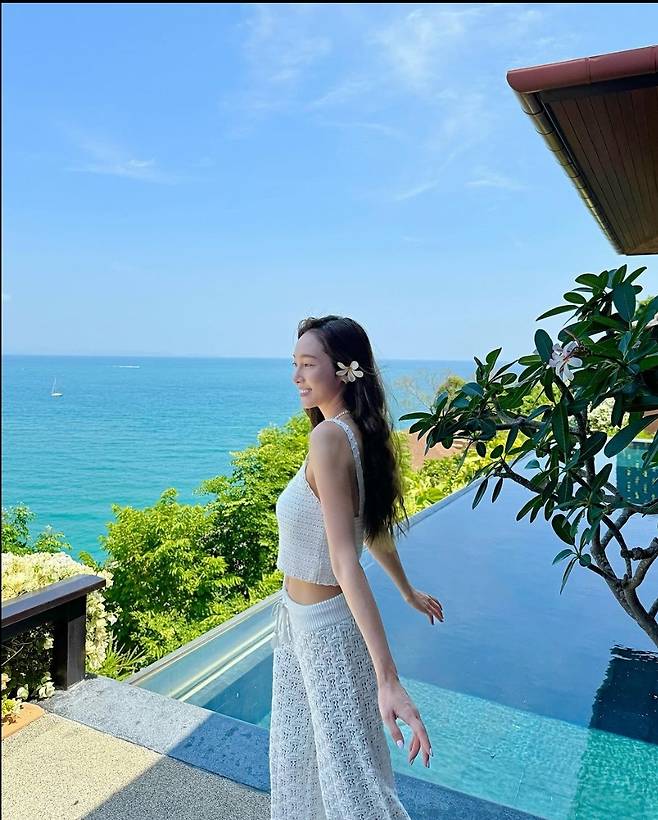제시카 푸켓서 자유로운 모습 청순한 조거 팬츠 슬리브리스 크롭톱 패션 스타와 패션