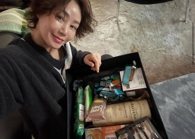 김성령 세련된 숏컷에 히피펌 내추럴한 50대 여성 헤어스타일 추천 뷰티는 내운명