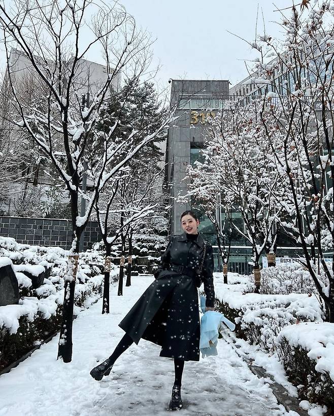 프리지아 시크한 가죽 코트 입고 힙한 졸업식 패션 선보여 라이프업