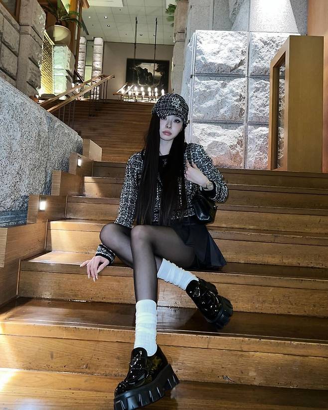 프리지아 시크한 가죽 코트 입고 힙한 졸업식 패션 선보여 라이프 뉴세이