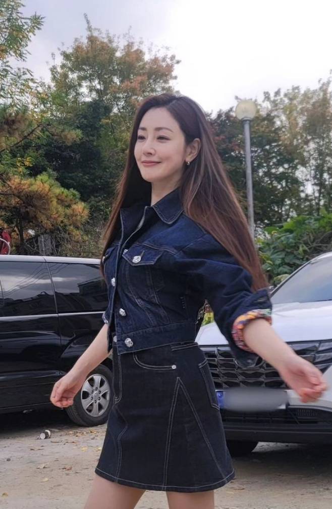 오나라 50세 나이를 잊은 청청핏 러블리한 데님 프레피룩 패션엔