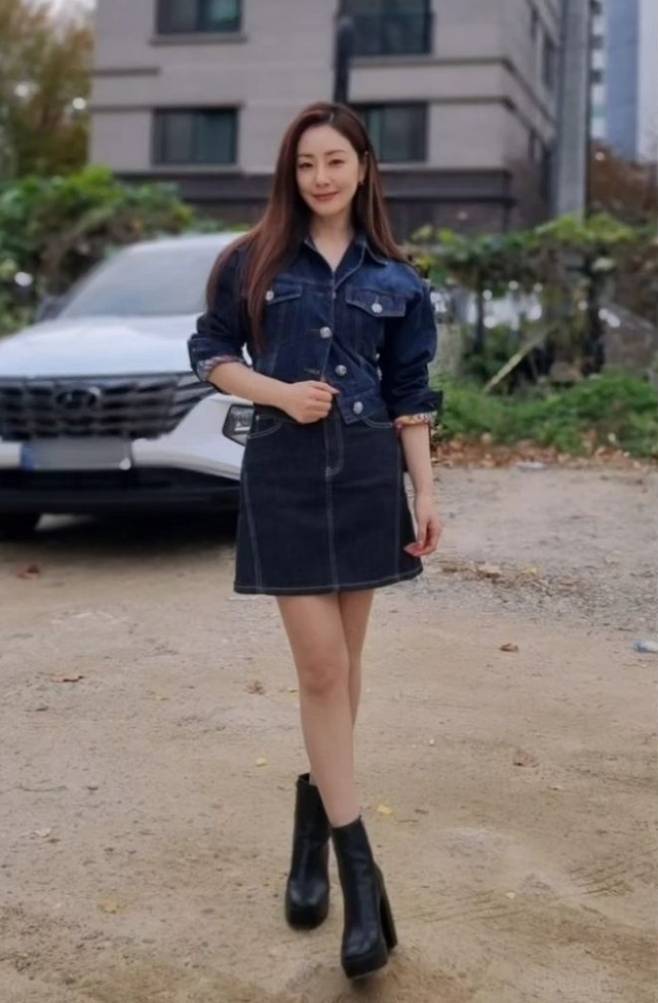 오나라 50세 나이를 잊은 청청핏 러블리한 데님 프레피룩 패션엔