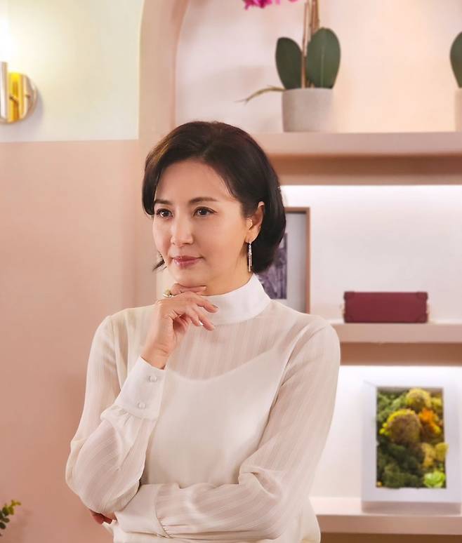 우아함의 정석 윤해영 기품있는 커리어 우먼 헤어스타일 추천 뷰티는 내운명