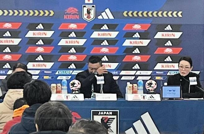 북한 아니야 제대로 불러라 발끈한 北 감독 올림픽 좌절 후 기자회견서 눈물