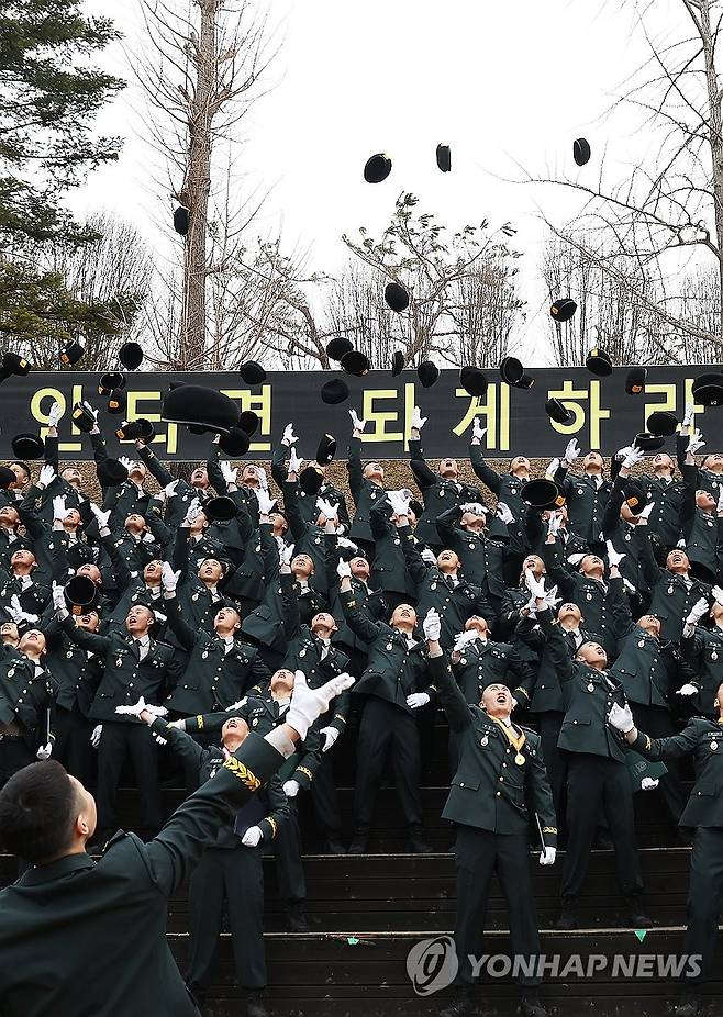 안되면 되게하라 올해 첫 특전부사관 임관식