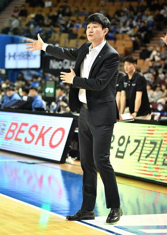 경기 전 김효범 삼성 감독대행 니콜슨이 빠진 게 더 부담이다” 강혁 한국가스공사 감독 수비와 리바운드가 더 중요하다”