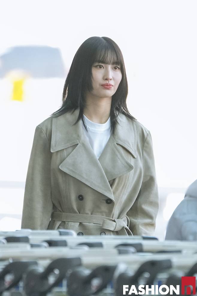 트와이스 모모 클래식 로맨틱걸 더블 버튼 트렌치코트 파리 출국 패션엔