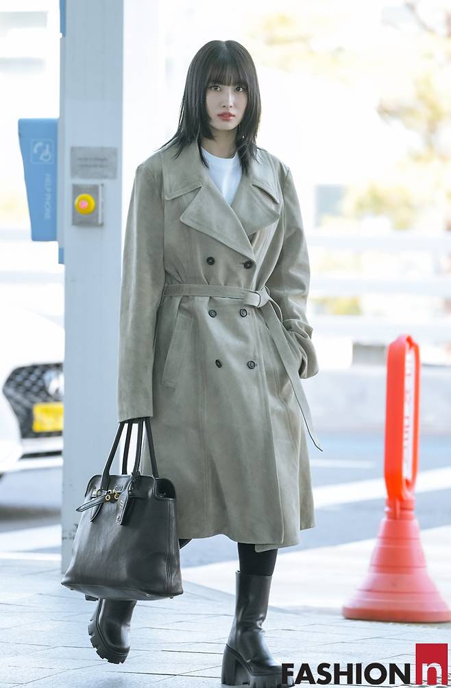 트와이스 모모 클래식 로맨틱걸 더블 버튼 트렌치코트 파리 출국 패션엔