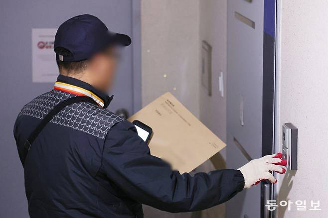 전공의 앞 배달된 ‘면허정지 통지서 돌아온 대답은 없었다 청계천 옆 사진관