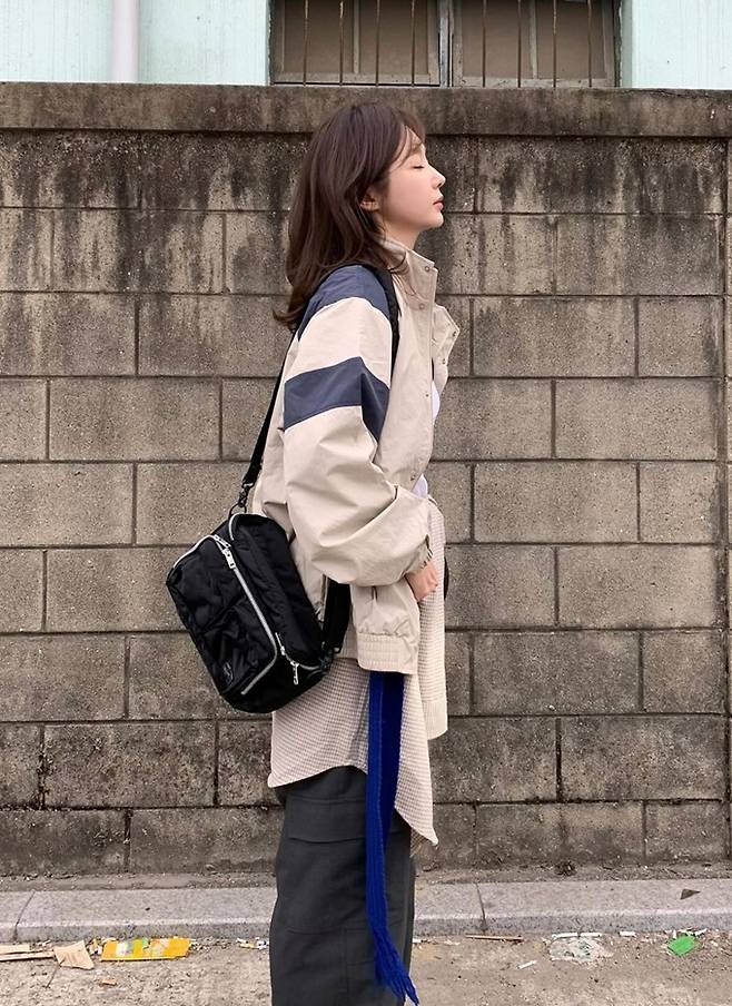 강민경 두르고 또 두르고 루즈핏 레이어드에 바람막이 봄 워크웨어룩 패션엔