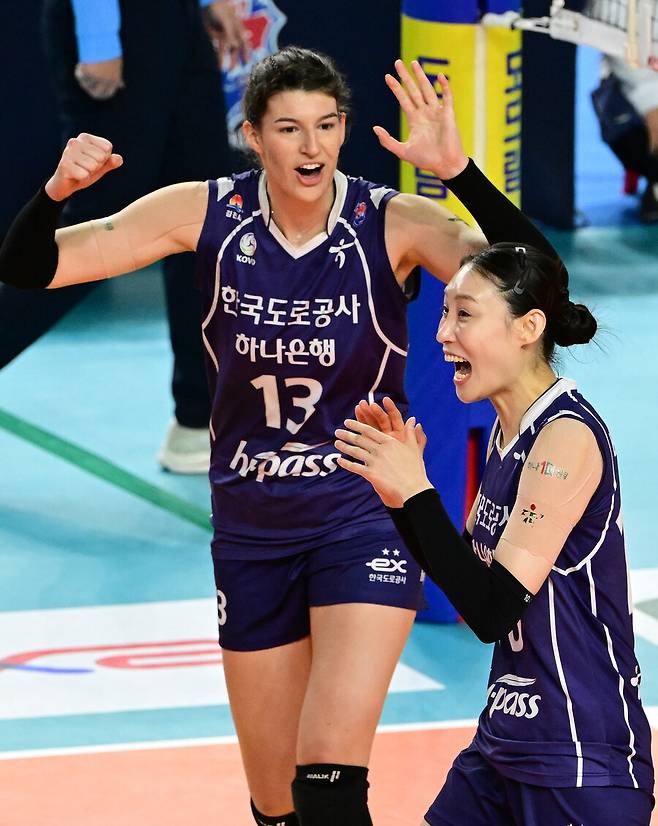 한국도로공사 현대건설 상대로 올시즌 첫 승리