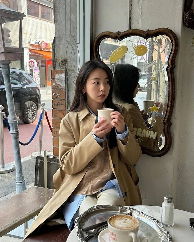 안소희 초봄에 가을 여자→분위기 여신셔츠 트렌치코트 데님 팬츠룩 스타와 패션