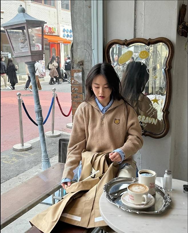 안소희 초봄에 가을 여자→분위기 여신셔츠 트렌치코트 데님 팬츠룩 스타와 패션