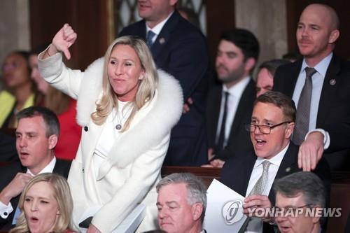 바이든 빨간 마가모자 친트럼프 강경파와 이민 문제 설전