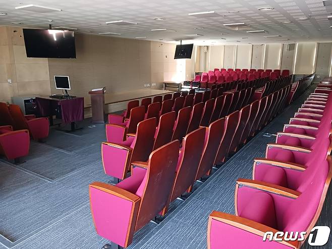 충북대 의대 텅빈 강의실 적막감만사물함엔 가운 그대로