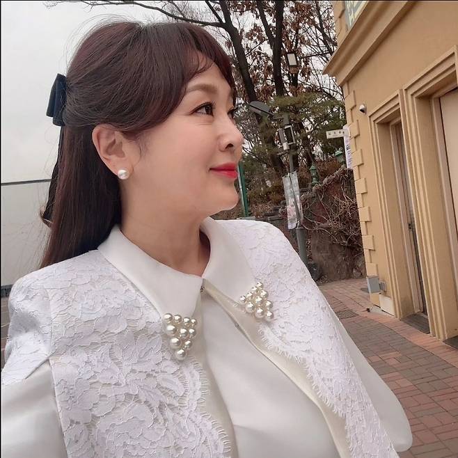 이승연 어디까지 어려지나 55세 파워 동안 청순한 케이프 스커트 패션 스타와 패션