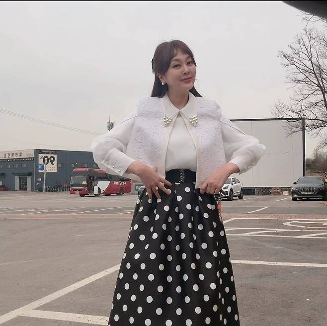 이승연 어디까지 어려지나 55세 파워 동안 청순한 케이프 스커트 패션 스타와 패션