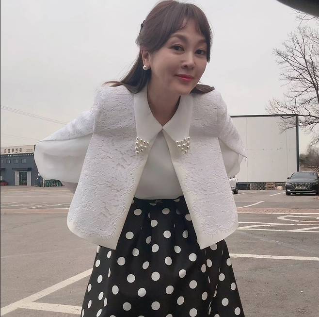 이승연 어디까지 어려지나 55세 파워 동안 청순한 케이프 스커트 패션 스타와 패션