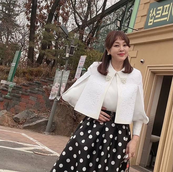이승연 어디까지 어려지나 55세 파워 동안 청순한 케이프 스커트 패션 스타와 패션