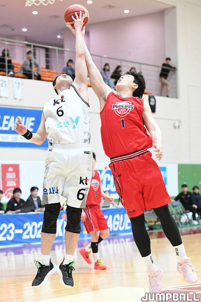 [JB포토] 현대모비스 김준일, KT 박준영 '리바운드 다툼'