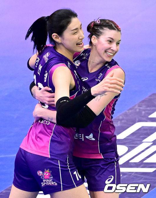 김연경 통합우승 희망 살렸다! 흥국생명, 만원관중 앞 현대건설 3-0 완파…1위 싸움 끝까지 간다 [수원 리뷰]