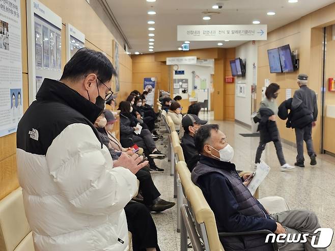 다행이지만 달라진 게 없어요 군의관·공보의 투입 첫날 경기도는