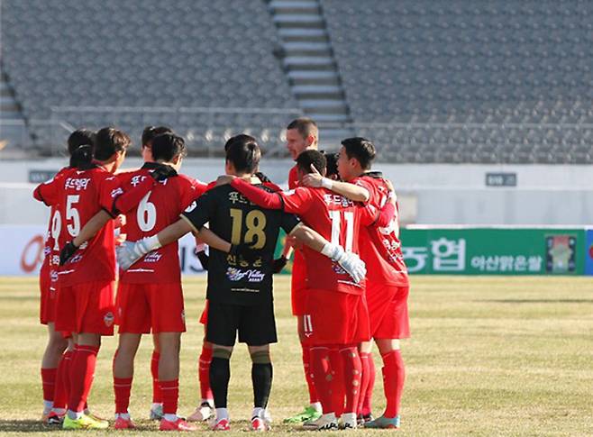 ‘홈 개막전 빨간 유니폼 아산 정치 논리와 무관 새빨간 거짓말