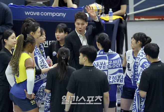 왼쪽 날개 꺾인 현대건설 암운 드리운 포스트시즌