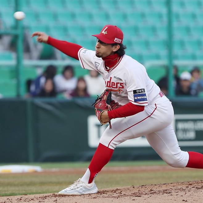 '홈팬들 앞 첫선' SSG 새 외인 투수 더거, 키움전 2⅓이닝 5피안타 3실점