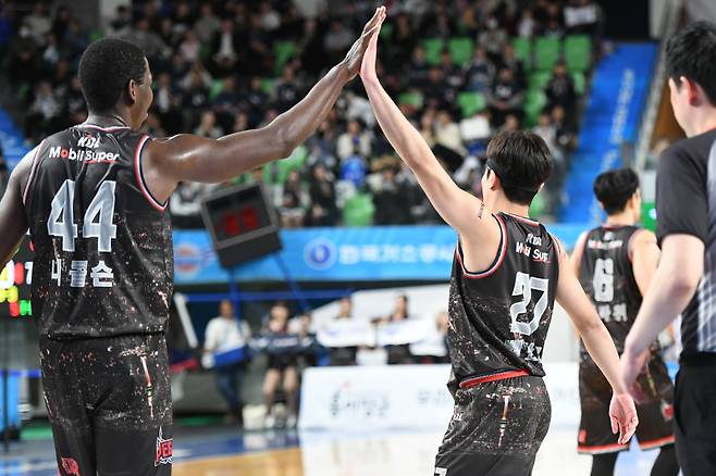 유기상 3점슛 5개 적중…6연승 달린 LG, KCC는 한국가스공사에 덜미(종합)