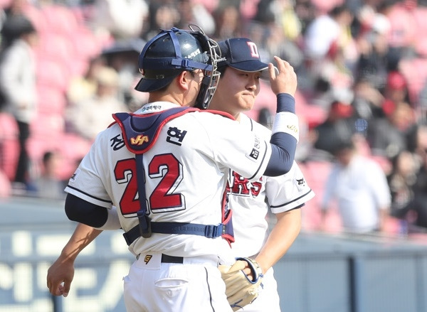 ABS 존 아니면 못 잡았다…200안타 베테랑도 돌려세운 148km ‘쾅’, ‘베어스 괴물루키’ 잠실 데뷔전 SV 짜릿