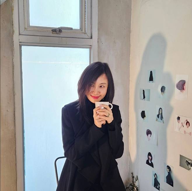 채시라 ”봄이지만 추워 여전한 얼죽코 고품격 올블랙 목폴라 티셔츠 코트 패션 스타와 패션