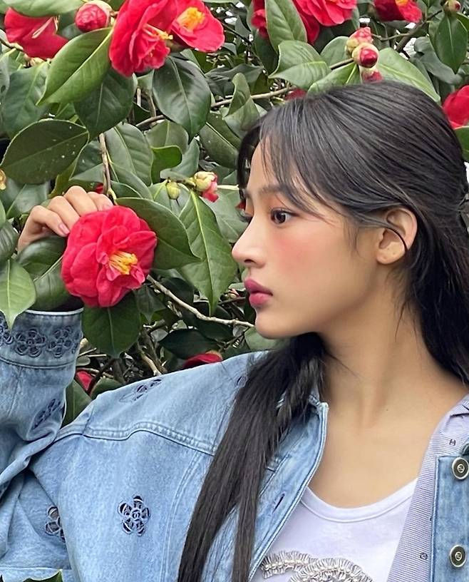 샤넬 요정 민지 화려한 일상 공개한 트위드 셋업 청청패션 믹스매치룩 스타와 패션