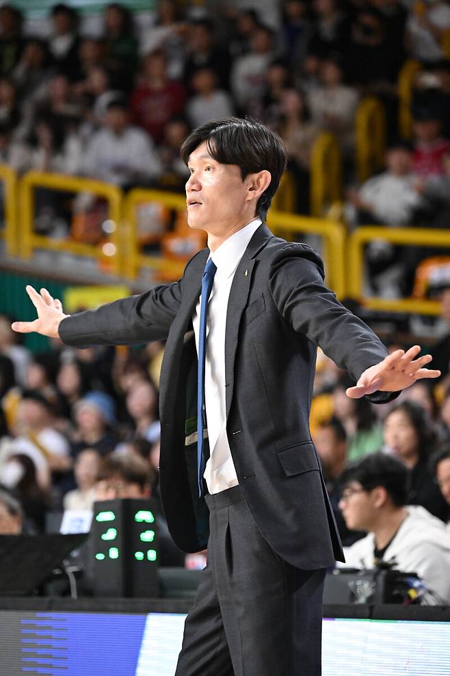 경기 후 ‘7연승 지휘 조상현 감독 ‘2연패 김주성 감독