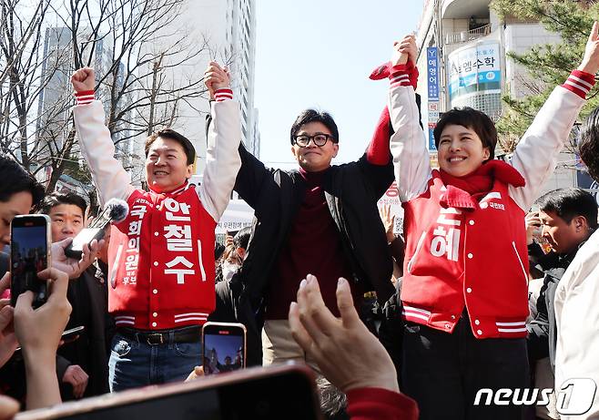 분당갑 안철수 46 이광재 40종로 곽상언 43 최재형 32