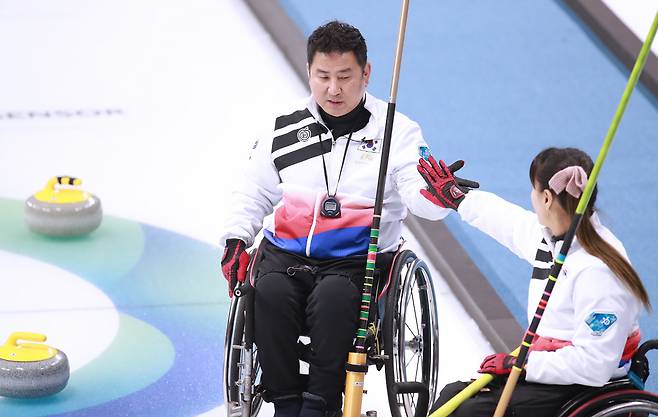 韓 휠체어 컬링 새 역사 부부 국가대표 정태영x조민경 목표는 패럴림픽 금메달