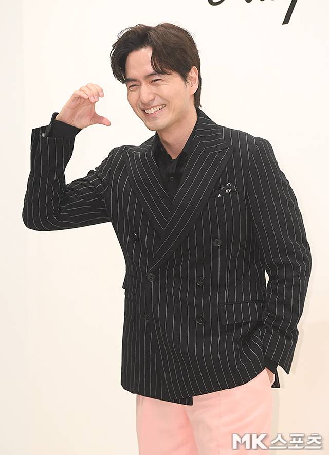 이진욱 상남자는 핑크 시선 사로잡은 슬랙스 스트라이프 패턴 재킷 패션 스타와 패션