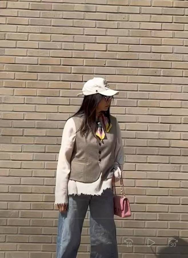 황신혜 요즘 슈트 베스트에 꽂혔다 연일 조끼 믹스앤매치 봄 나들이룩 패션엔
