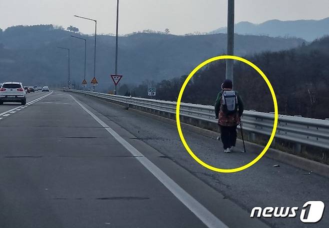 고속도로 갓길 홀로 걷는 할머니 위험15㎞ 지나 신고한 차주 자책 왜