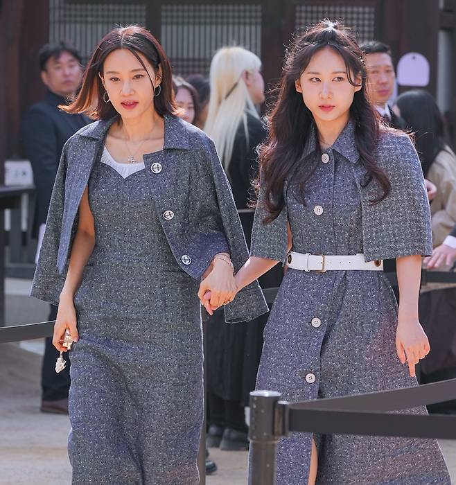 오현경 딸과 함께 운현궁 패션쇼 나들이 자매같은 시밀러 케이프 코트룩 패션엔