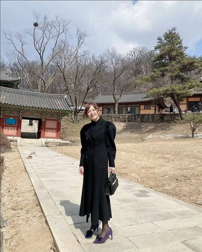 이승연 코트 원피스에 하이힐 신고 우아한 철원 도피안사 방문 스타와 패션