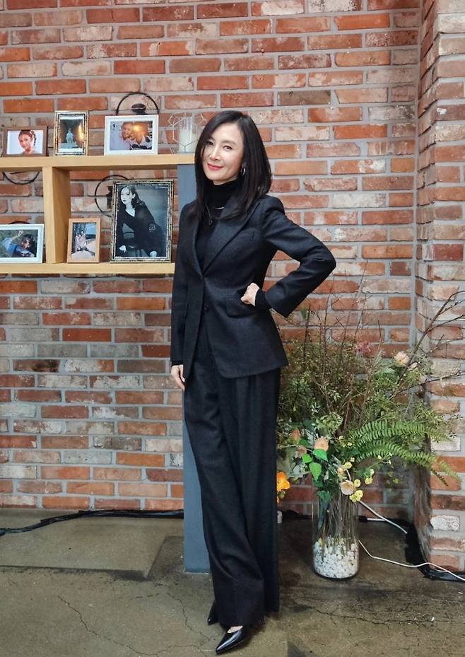 채시라 리즈 시절과 함께 50대의 품격과 멋 제대로 블랙 파워슈트룩 패션엔