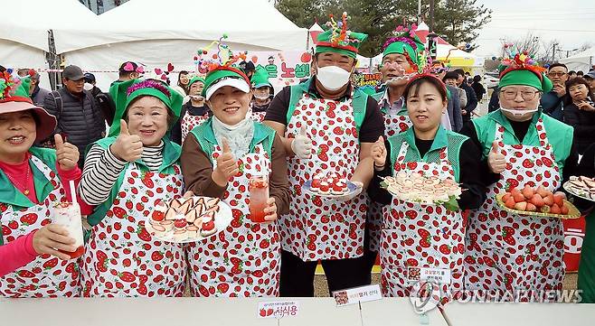 현장 달디달고 달디단 논산 딸기 축제장은 사람 반 딸기 반