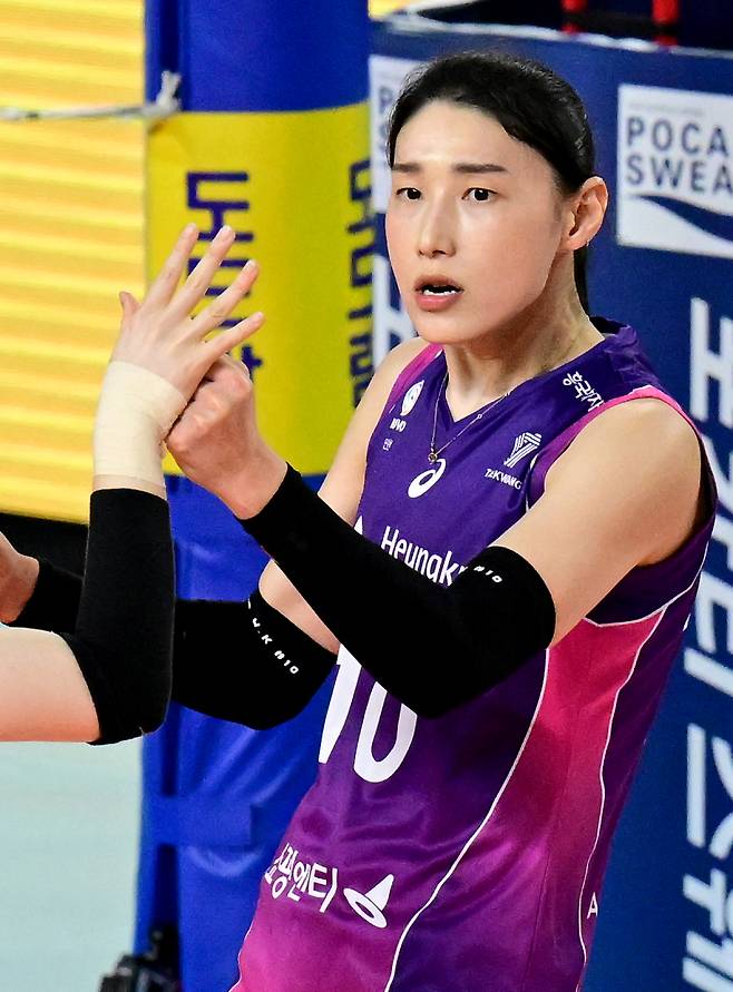 무너진 흥국생명 삼각편대김연경 원맨팀으로는 힘겨운 우승 도전