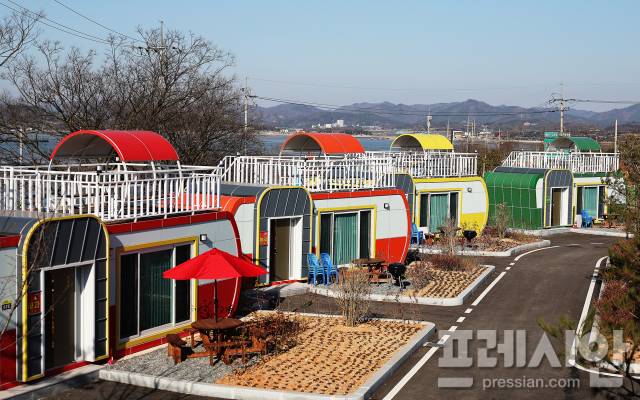 노을이 아름다운 함평 돌머리 해수욕장 하우스캠핑장 개장